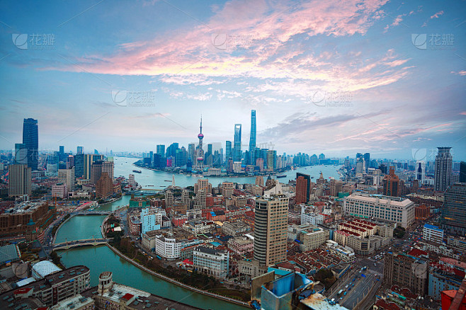 航拍上海外滩日出天际线