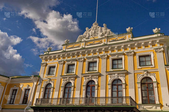 Tver.Tver皇家旅游宫。十八世纪大教堂广场,从伏尔加河堤看.奥尔登堡宫。夏日在一个美丽的公园里