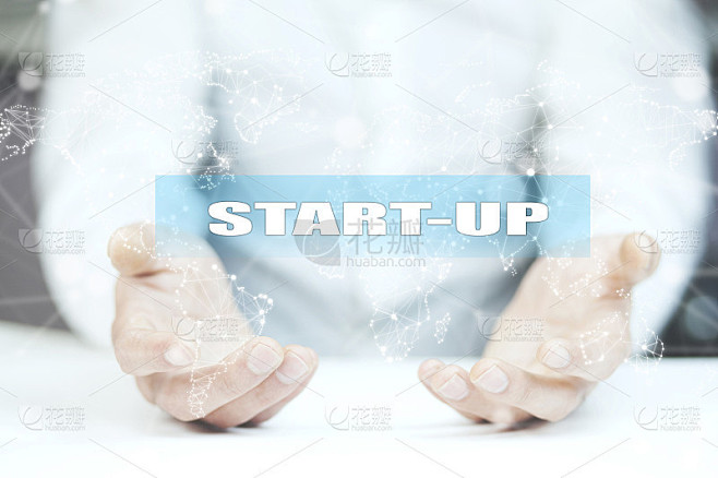 商人用手触摸虚拟屏幕上的START UP按钮
