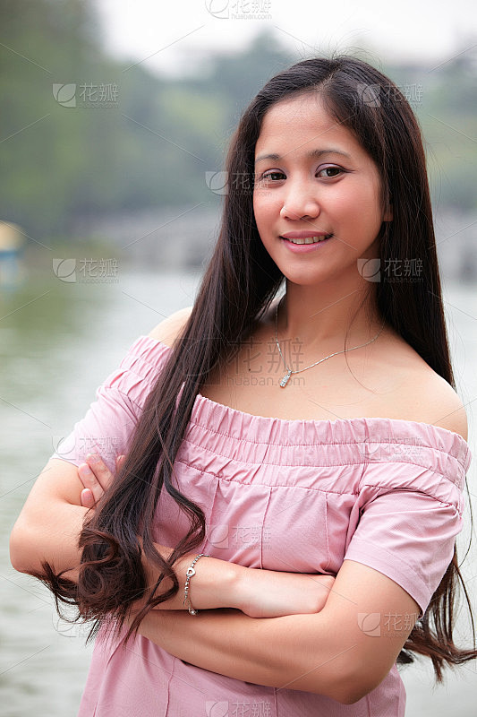 年轻美丽的亚洲女子