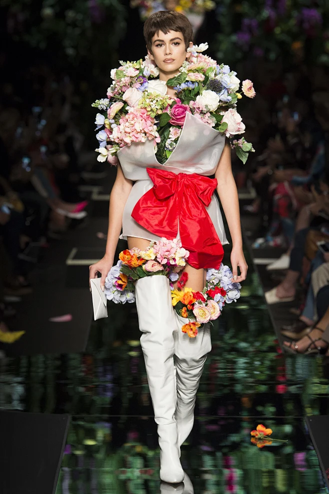 Moschino Spring 2018 Ready-to-Wear Fashion Show : The complete Moschino ...