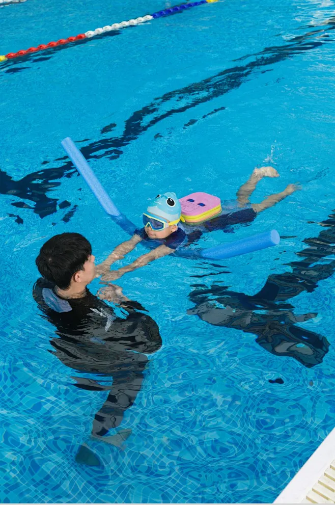 夏季儿童游泳培训男教练人物摄影图片-众图网-花瓣网