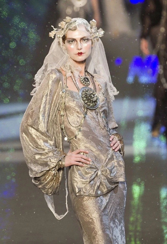 John Galliano FW 2009 鬼才海盗爷的异域新娘 简直是神仙秀场了!!! #冰雪薄纱礼裙# -花瓣网