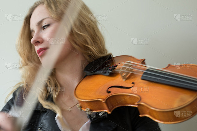 拉小提琴的女音乐家