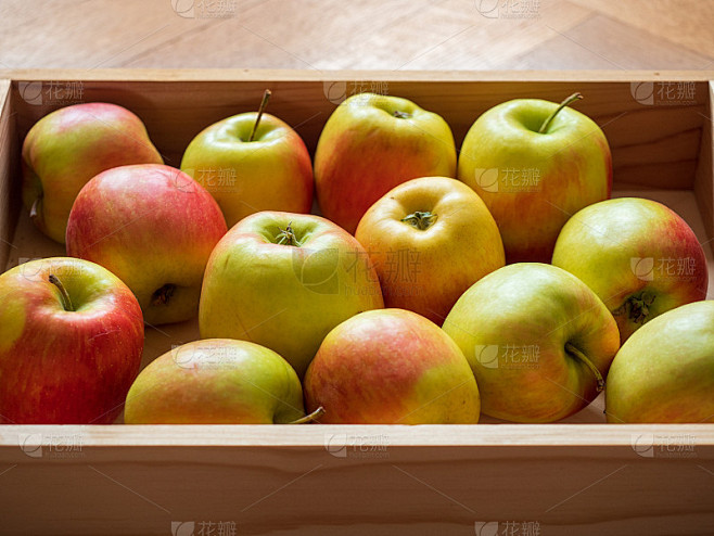 木箱装的苹果