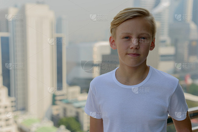 欧洲男孩在户外