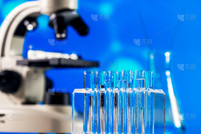 科学实验室研究与发展理念。带试管的显微镜