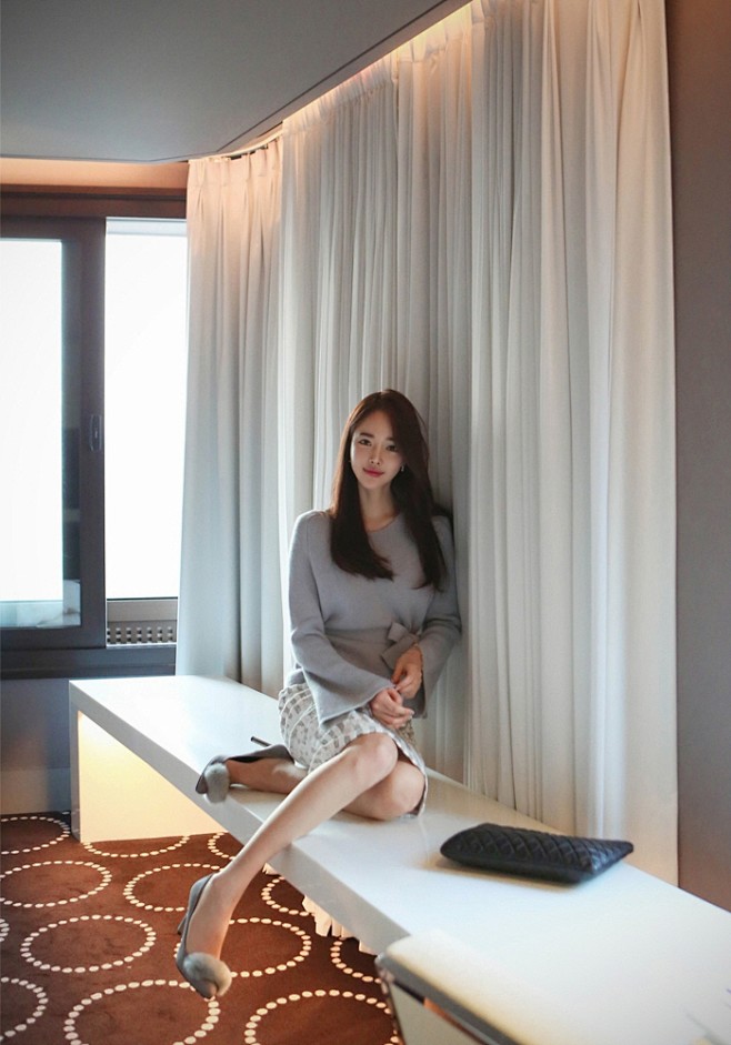 女性坐姿照片人体结构参考来自cgbook.cn (1709)