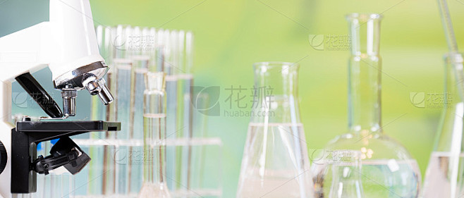 科学实验室研究与发展理念。带试管的显微镜