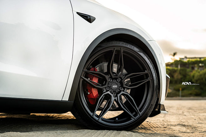 white-tesla-model-y-lowered-customized-black-aftermarket-rims-adv1 ...