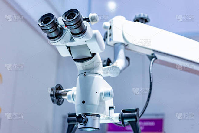 牙科显微镜在现代牙科的背景。医疗设备。旋转双双目牙科手术显微镜.