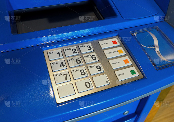 蓝色ATM机和白色按键键盘。
