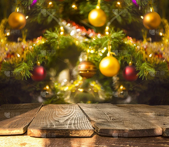 圣诞桌子背景与圣诞树出焦点素材-花瓣网