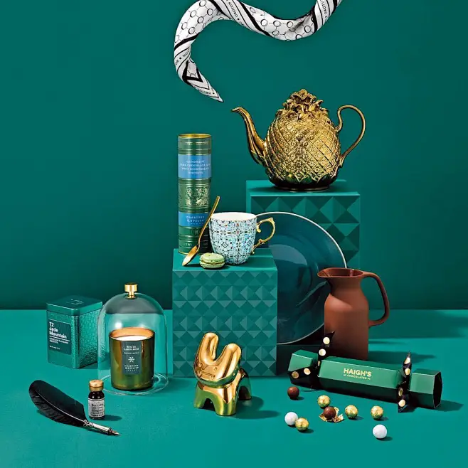 Fi Robinson 在 Instagram 上发布：“Art direction for QVB Christmas Catalogue ...