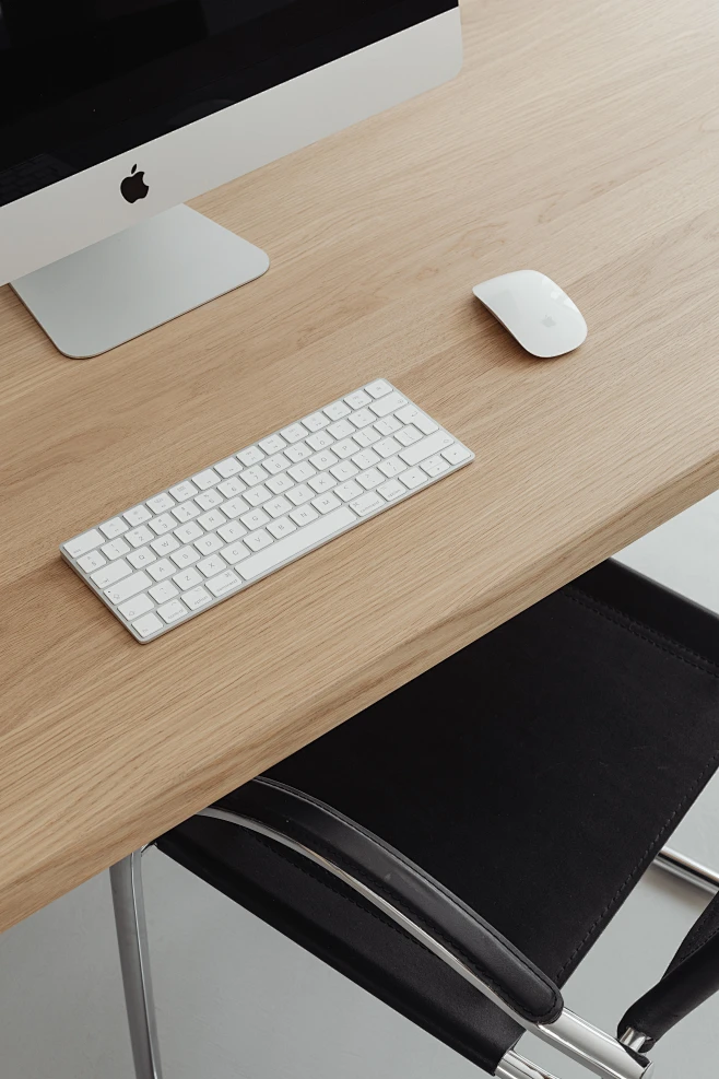 kaboompics_Wooden minimalist computer desk (1)-花瓣网
