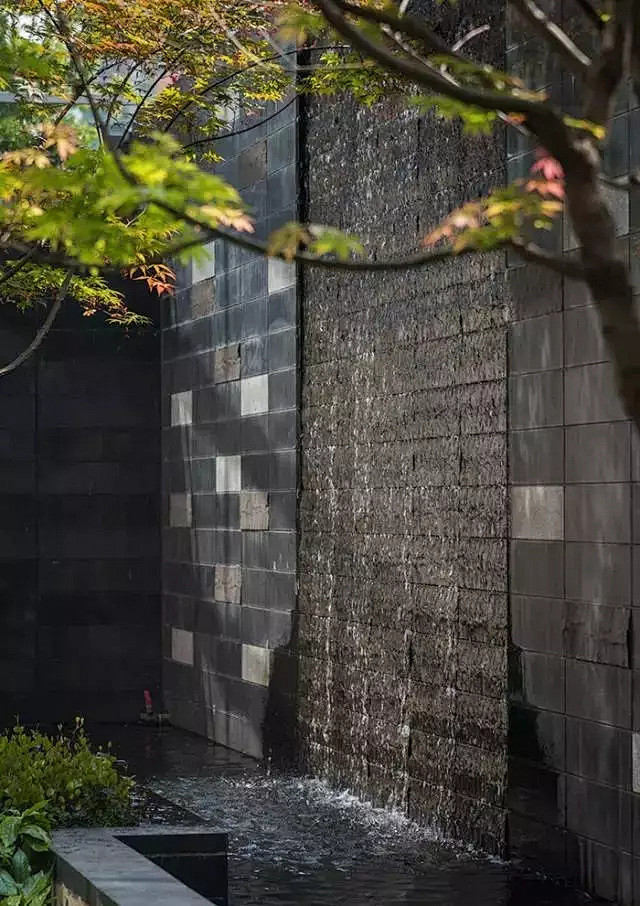 庭院小筑 | 邂逅流水景墙，美爆了… : 一面水墙，美了整个庭院-花瓣网