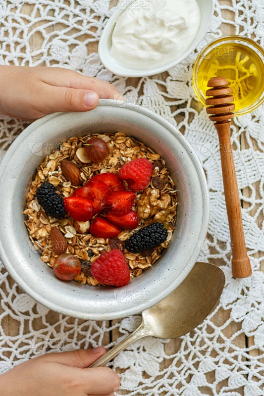 什锦烤燕麦片,早餐,蜂蜜,自制的,清新,浆果,坚果,健康食物,垂直画幅,素食素材-花瓣网