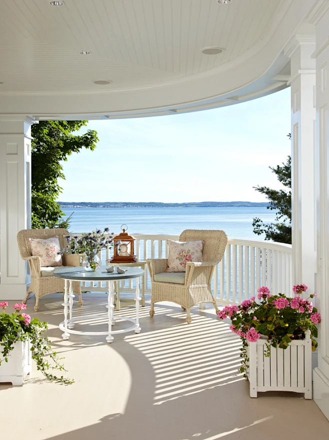 Example of an ornate balcony design in Other with a roof extension-花瓣网