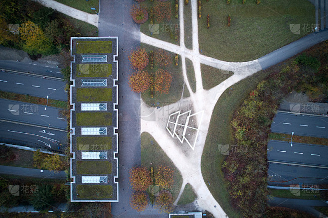 鸟瞰图:Zürich UZH大学校园Irchel在Zürich市，一个下雨天。
