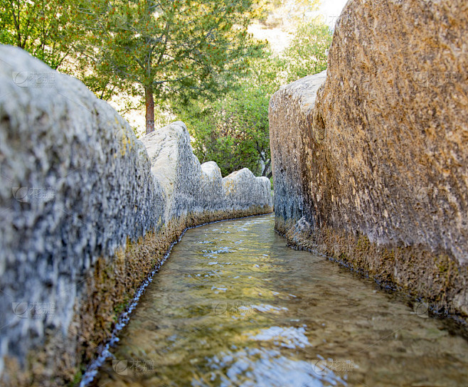 中世纪的老灌溉渠仍然在使用和运作