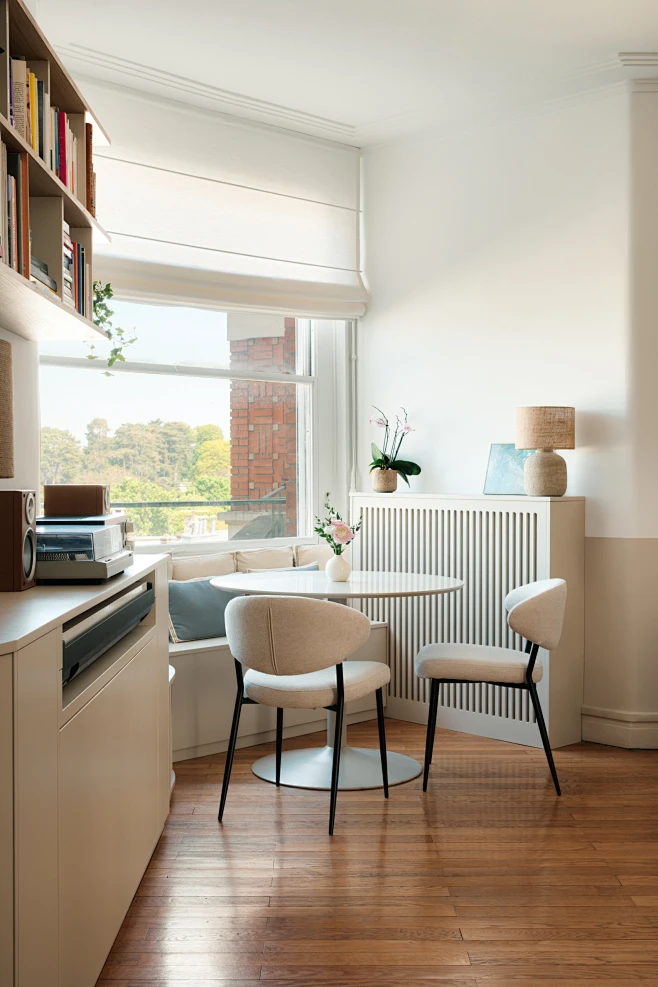 Small danish dark wood floor breakfast nook photo in Paris with white ...