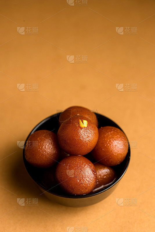 Gulab Jamun在碗里。印度甜点或甜食。