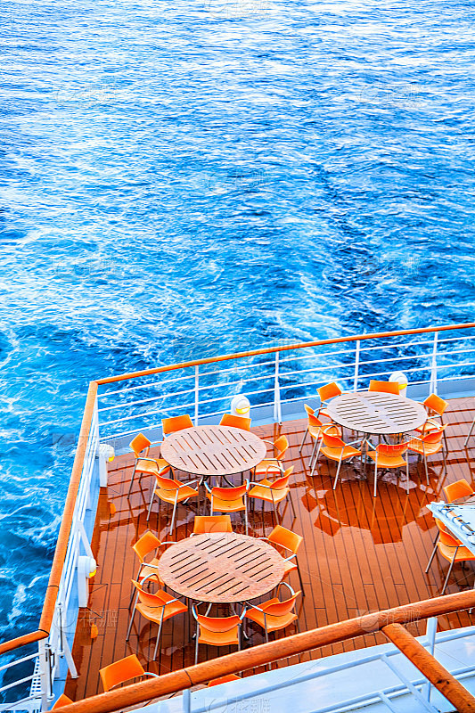 班轮甲板上的圆桌和椅子