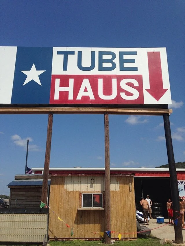 这附近有好几家皮筏出租公司，我们选择了tube haus，15美金一个筏子,dolma-花瓣网