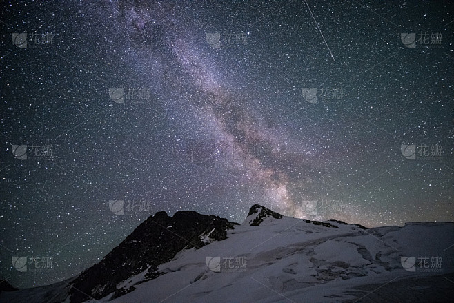 银河越过一座山