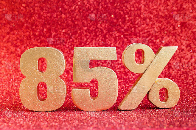 金色刻字“85%”在红色闪光的背景。概念的业务，销售，提供。副本的空间。