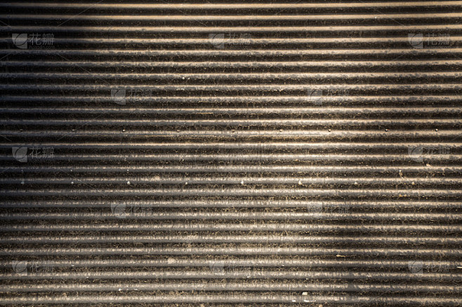 商店前面的百叶窗上的直线作为背景