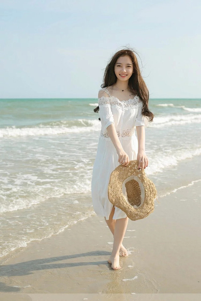 海滩上的白嫩如玉清纯少女白裙飘飘唯美动人