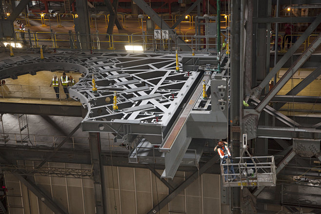 KSC-2015-3646 : The first half of the K-level work platforms is being ...