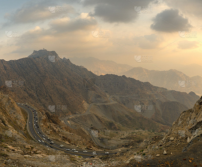 在沙特阿拉伯塔伊夫地区的Al Hada蜿蜒的道路上行驶的交通景象