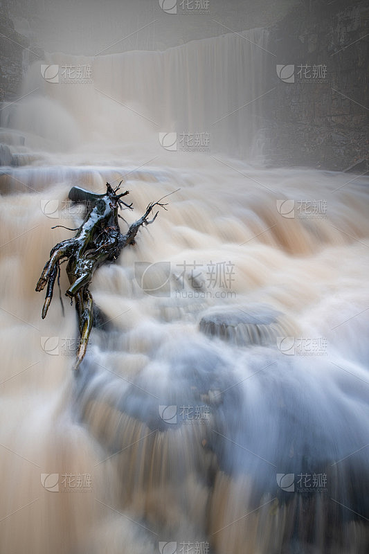 有雾的瀑布素材-花瓣网