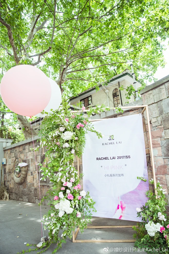 初夏，Rachel Lai法租界的花园里光影错落，飞花成雾。我们为姑娘织造起一片片粉红色的云彩，与这栋有着百年历史的建筑默许优雅，新店首秀圆满 ...