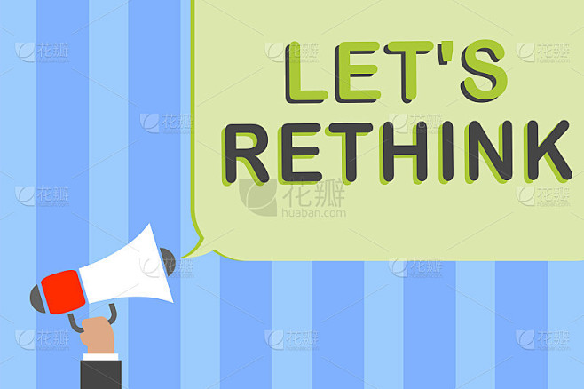写“Let’s”的便条是“Rethink”。商业照片展示一个事后想起重新考虑重新评估的人拿着扩音器，