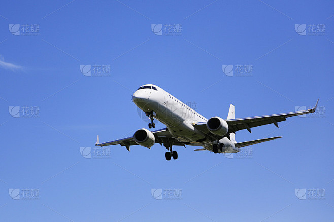 飞行中的飞机照片