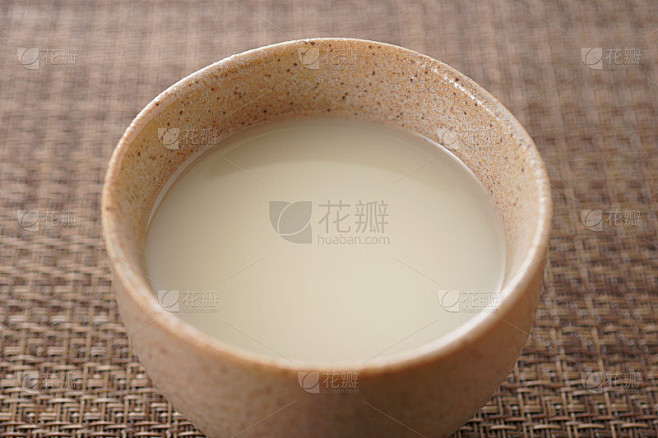 Doburoku。未经提炼的缘故。自酿的米酒。日本的缘故。