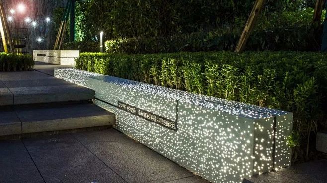 可透光的混凝土LiTraCon（Light Transmitting Concrete）是将成千上万根光纤并排埋入传统混凝土中。这些光纤把光从 ...