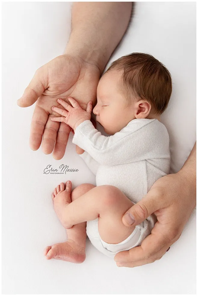 Erin Massie Photography- baby tiny hand in dads hand at newborn photo-花瓣网