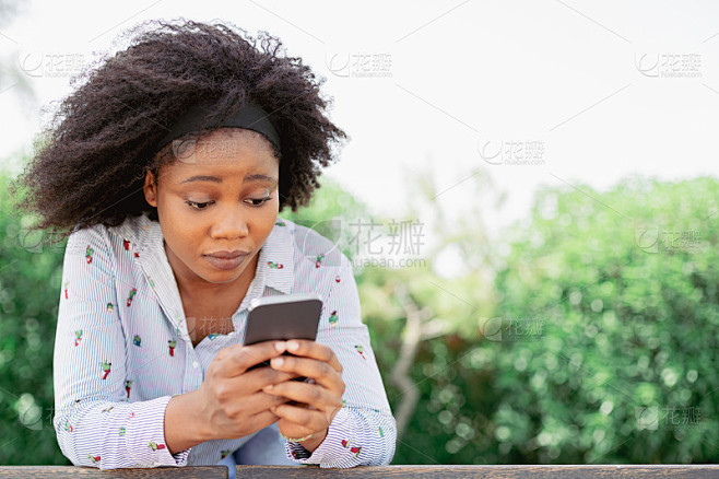 一名女子用震惊的表情看着她的手机屏幕。