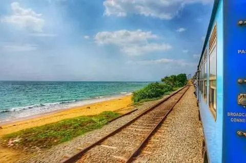 斯里兰卡海边小火车上，《千与千寻》取景原型-花瓣网