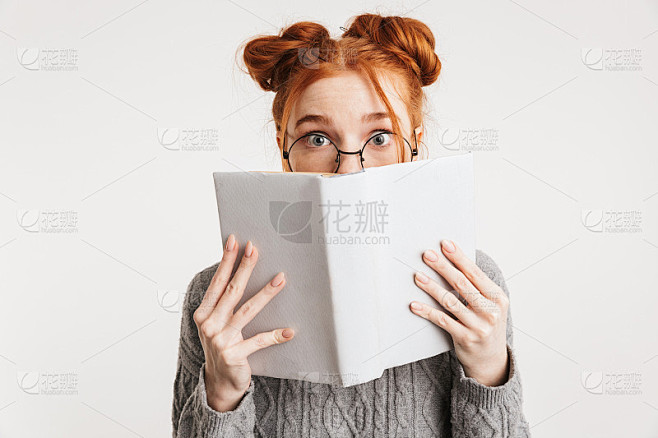 一个有趣的年轻学校书呆子女孩的肖像