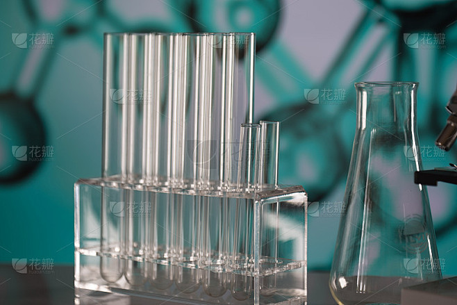 科学实验室研究与发展理念。带试管的显微镜