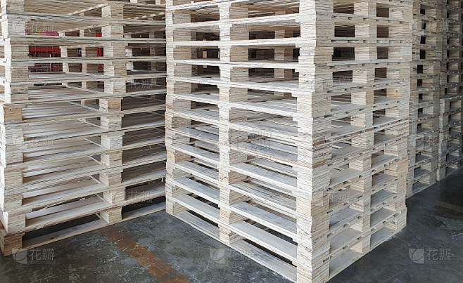 仓库仓库中木质托盘的堆叠。用于仓储、工业运输和运输的材料。