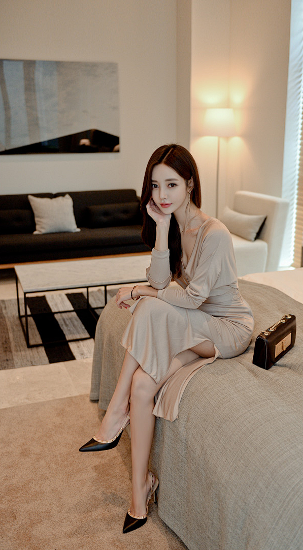 SonYoonJoo 180922图片_RO更新(巴洛克棕麂亚麻质感露背束裙)_看图_孙允珠吧_百度贴吧