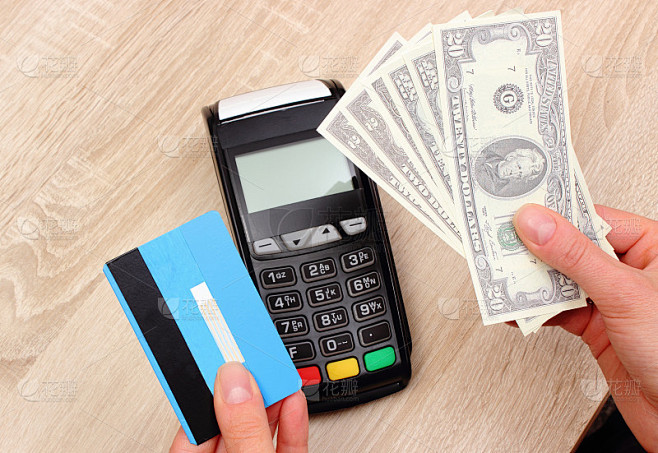 货币玩具美元与信用卡和支付终端
