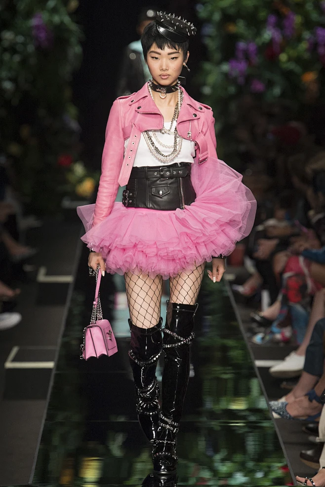 Moschino Spring 2018 Ready-to-Wear Fashion Show : The complete Moschino ...