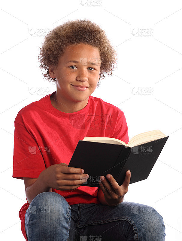 非裔美国男孩一边看书一边咧着嘴笑